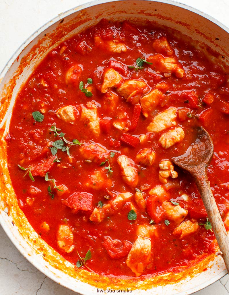 Gulasz drobiowy z piersi kurczaka | Kwestia Smaku