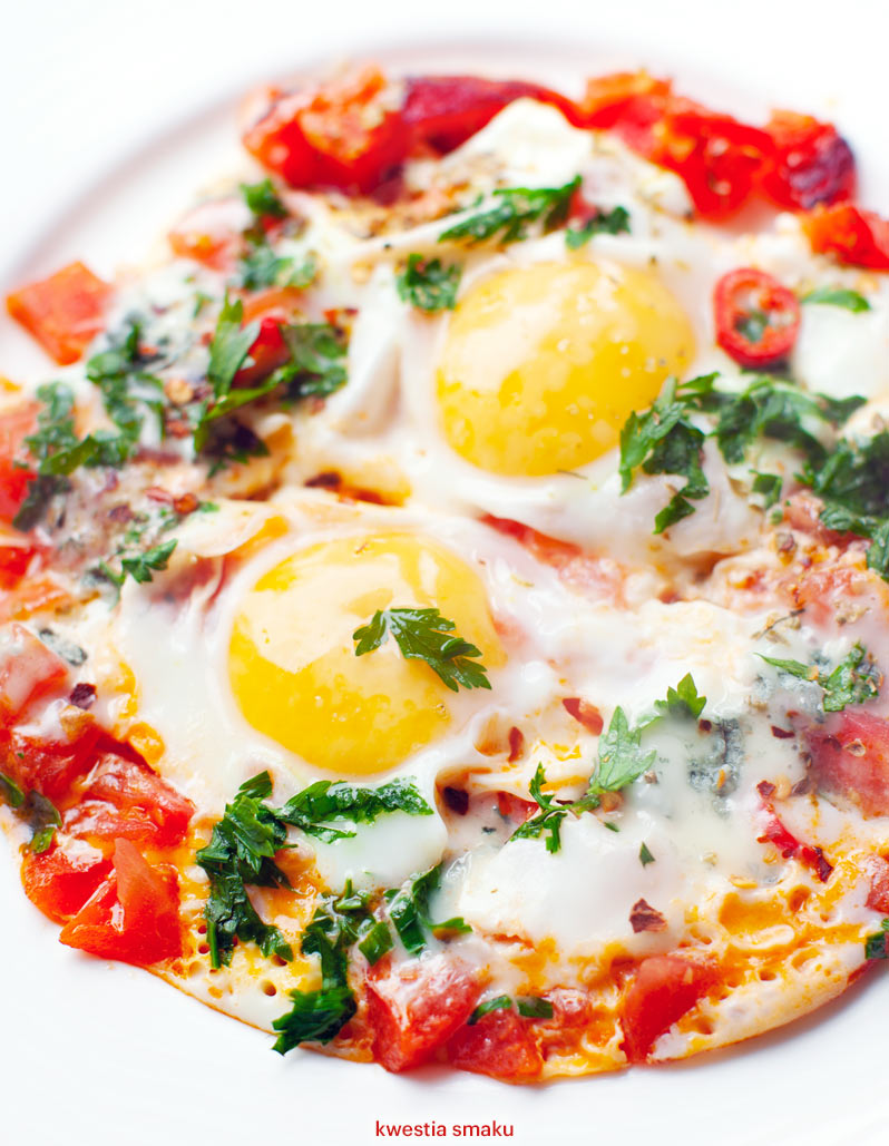 Jajka sadzone na pomidorach | Kwestia Smaku