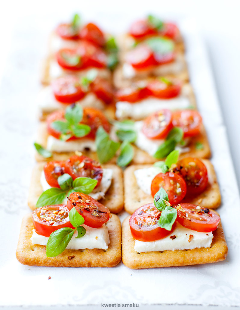 Mini kanapeczki z mozzarellą, pomidorkami, bazylią i płatkami chili | Kwestia Smaku