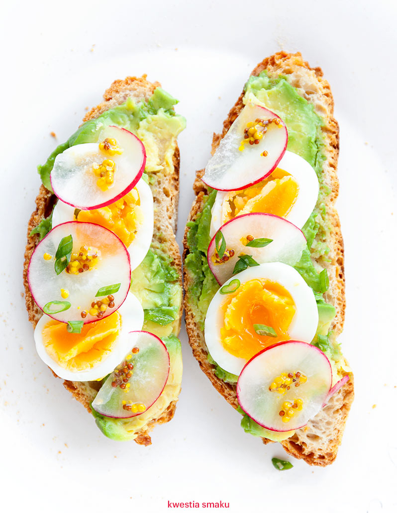 Kanapka z jajkiem, awokado i rzodkiewką | Kwestia Smaku