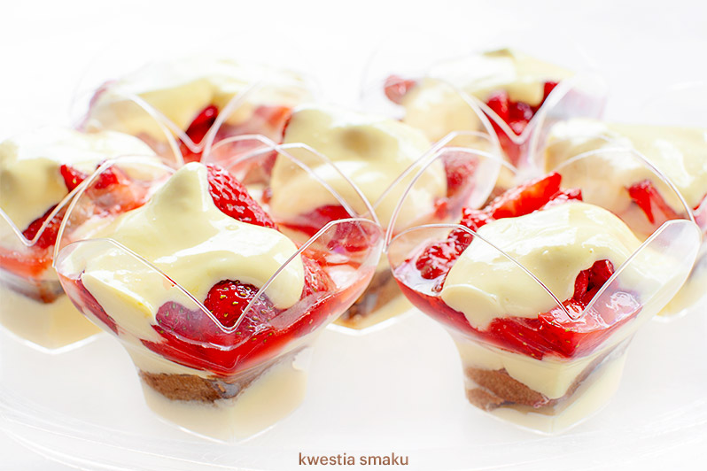 Mini deserki Tiramisu z truskawkami | Kwestia Smaku