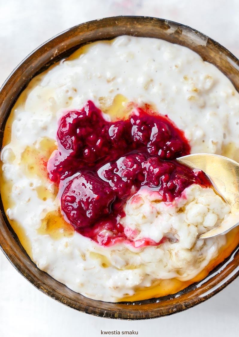 Owsianka kokosowa z malinami | Kwestia Smaku