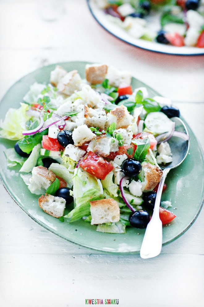 Sałatka grecka z grzankami i sałatą lodową | Kwestia Smaku