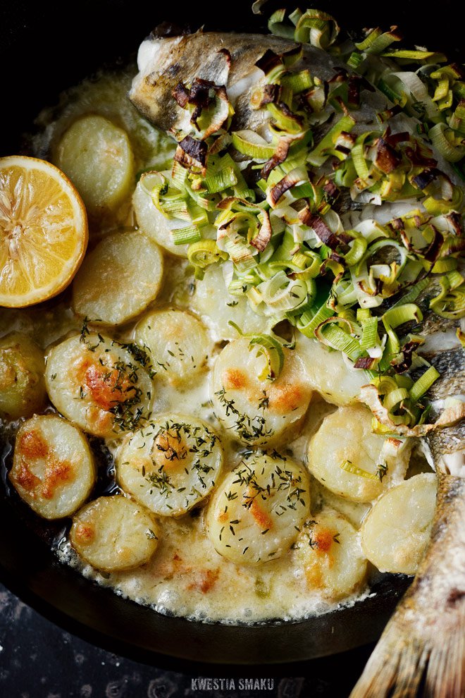 Pieczony sandacz z talarkami ziemniaków i porami | Kwestia Smaku