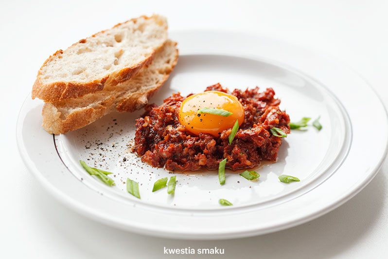 Tatar z suszonych pomidorów i grillowanej cukinii | Kwestia Smaku