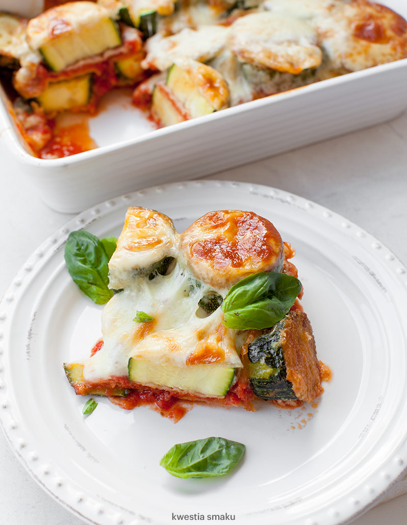 Plasterki cukinii zapiekane w sosie pomidorowym z mozzarellą | Kwestia ...