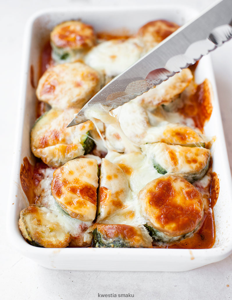 Plasterki cukinii zapiekane w sosie pomidorowym z mozzarellą | Kwestia ...