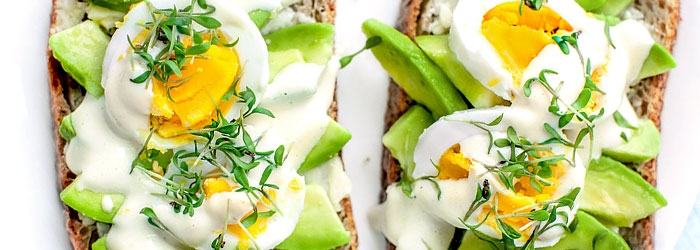 Kanapka z awokado, jajkiem i rzeżuchą | Blog | Kwestia Smaku